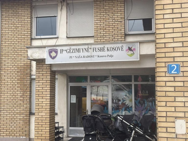 Lirohen dy edukatoret që akuzohen se rrahen trevjeçarin në Fushë Kosovë ... Lirohen dy edukatoret që akuzohen se rrahen trevjeçarin në Fushë Kosovë ...